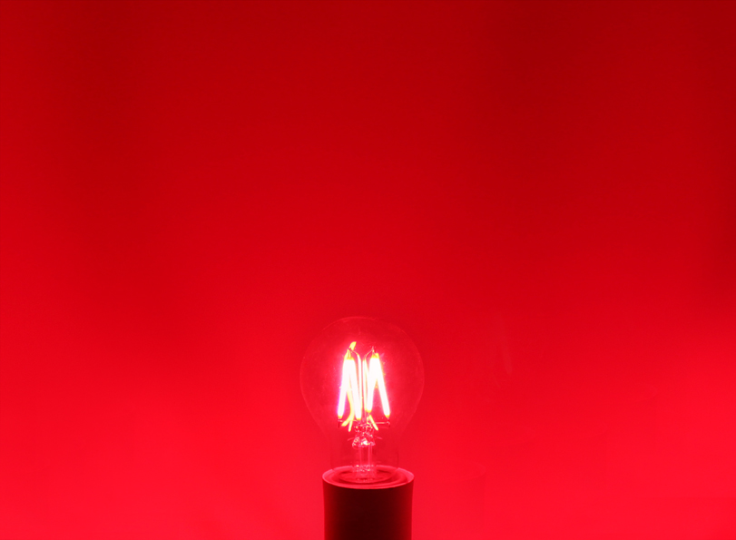 LÂMPADA LED TASCHIBRA FILAMENTO COLOR A60 AUTOVOLT VERMELHA